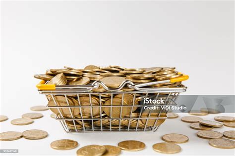 흰색 배경에 고립 된 황금 동전으로 가득 낮춘된 노란색 손잡이 가진 슈퍼마켓에서 쇼핑을 위한 금속 식료품 바구니 닫습니다 쇼핑 돈의 개념입니다 광고에 대 한 공간을 복사