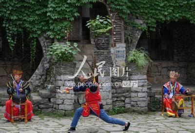 贵州民间非遗傩戏上演夜郎谷景区 人民图片网