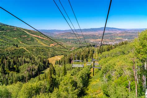 여름에는 체어리프트와 산악 하이킹 트레일 과 건물의 공중 전경 0명에 대한 스톡 사진 및 기타 이미지 0명 계절 관광 Istock