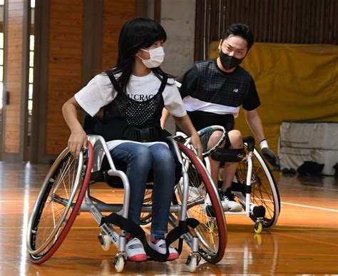 競技用車いすの使い方を学ぶコーナーで、川野選手（奥）とスピードを競う児童 車いすテニスの伝統、脈々 飯塚市長杯22日から 下山田小では教室