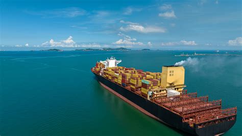 녹색 바다에서 항해하는화물 물류 컨테이너 선은 수출 상품을 수입하고 전 세계의 딜러 및 소비자에게 제품을 배포합니다 0명에 대한 스톡 사진 및 기타 이미지 Istock