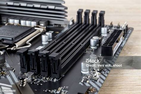 현대적인 블랙 Pc 마더보드에 Ddr4 램 메모리 모듈용 4개의 슬롯 컴퓨터 메인보드 회로 구성 요소 데스크톱 하드웨어 클로즈업 조립 업그레이드 및 수리를 위한 Pc 구성