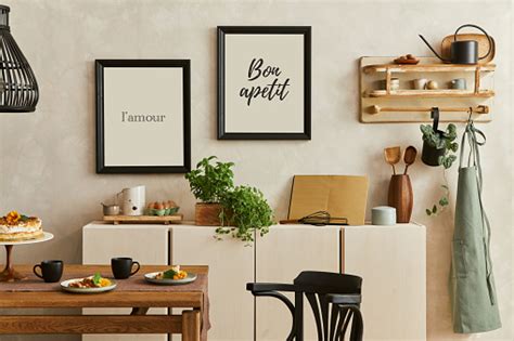 모의 포스터 프레임 베이지 색 컴모드 나무 요리 테이블 과 복고풍 영감 주방 액세서리와 아늑한 주방 인테리어 디자인의 세련된 구성 템플릿입니다 N 부엌에 대한 스톡 사진 및