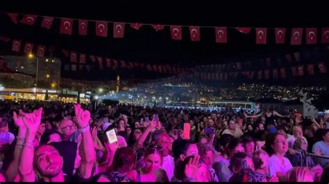 Mehmet Çevik Gemlikte ücretsiz Konserle Hemşehrilerini Coşturdu Son