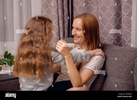 La relation de la mère et de la fille Maman prend soin et comprend sa fille Photo Stock Alamy