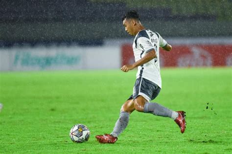 Liga 1 Indonesia Abdul Aziz Siap Kerja Keras Agar Persib Tetap Teratas