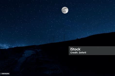 긴 노출 샷 보름달 밤에 숲을 통해 산 길 달과 어두운 푸른 하늘의 아름다운 밤 풍경입니다 아제르바이잔 가득 찬에 대한 스톡 사진 및 기타 이미지 Istock