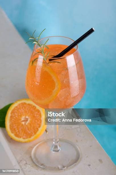 클래식 이탈리아 아페리티프 아페롤 스프리츠 칵테일 글래스와 수영장 옆의 오렌지 조각 수영장 파티에서 여름 아이스 음료 오렌지 감귤류 과일에 대한 스톡 사진 및 기타 이미지