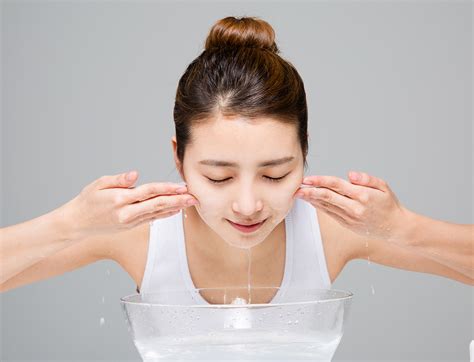 깨끗한 피부를 위한 올바른 세안법 제대로 실천하기