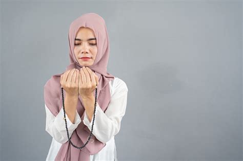 이슬람 연구에서 회색 배경에 책을 읽는 무슬림 여성 모스크 내부 배경으로 기도하는 무슬림 사람들의 손 30 34세에 대한 스톡 사진 및 기타 이미지 Istock