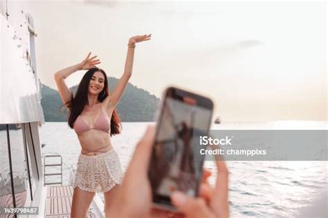 호화 요트에 두 아름 다운 여자 친구입니다 함께 즐거운 시간을 보내고 태양을 즐기며 여자는 바다에서 행복한 여름 여행을 합니다 주말 활동 라이프 스타일 개념입니다 25 29