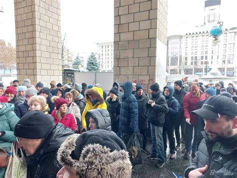 На Майдані Незалежності зібралася черга за «херсонською маркою Вечірній Київ