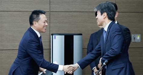 송호준 에코프로 대표와 인사하는 최윤호 삼성 Sdi 대표