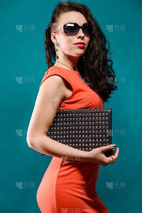 戴着墨镜拿着提包的漂亮女孩素材 花瓣网