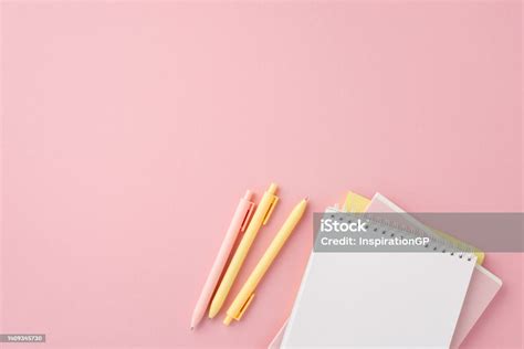 학교 개념으로 돌아 가기 빈 공간이있는 고립 된 분홍색 배경에 노트북과 펜이 쌓인 학교 용품 상단보기 사진 0명에 대한 스톡 사진 및 기타 이미지 Istock