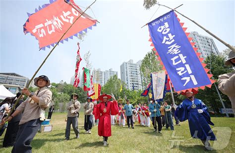 이대 캠퍼스에서 펼쳐지는 풍물패 길놀이 뉴스1