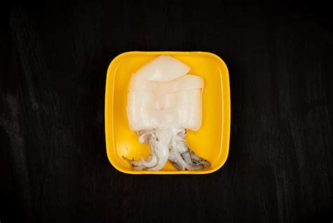 Lula Crua No Prato Com Fundo Preto Shabu Ingredientes De Panela