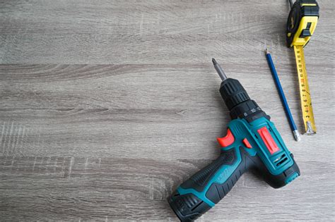 나무 배경에 기본 건설 도구가 설정되어 있습니다 전기 스크루 드라이버 연필 및 측정 테이프 0명에 대한 스톡 사진 및 기타