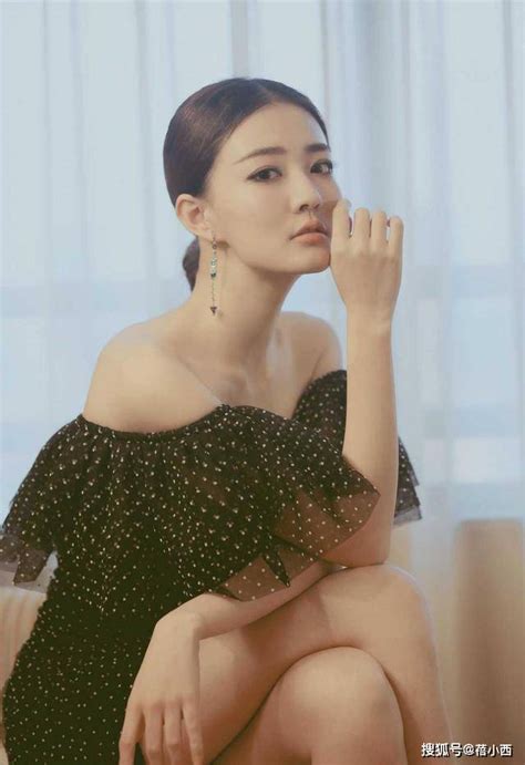 秦岚身材超能抗，穿抹胸短裙大方秀出“玉女腿”，41岁气质太好 搜狐大视野 搜狐新闻
