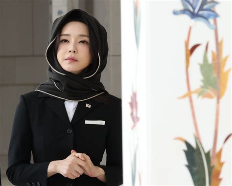 스카프 두른 김건희 여사 박근혜·김정숙도 쓴 샤일라 뭐길래
