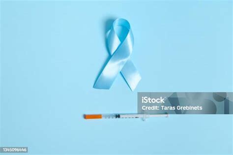 11 월 14 의료 개념 인슐린 주사기와 파란 새틴 리본의 평평한 평지 세계 당뇨병 인식의 날의 상징적 활 색상 광고를위한 복사 공간으로 파란색 배경에 고립 0명에 대한