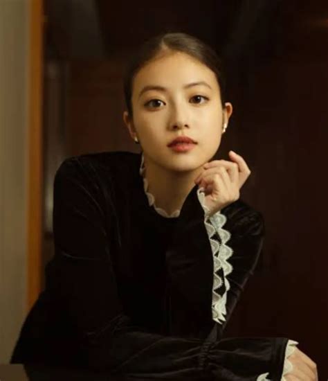 ビジュアルの仕上がりについて今田美桜さんは、「チームみんなで、あれだこれだと楽しくにぎやかに撮影しました！ 嵩（北村匠海さん）の描いた絵から飛び出してきたような、朝田のぶらしさが詰まった