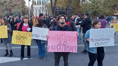 Студентите се приклучуваат на средношколскиот протест