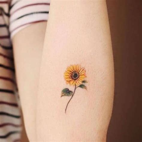 15 ไอเดีย รอยสักทานตะวันสุดฮิต สักยังไงให้สวย ละมุน เห็นแล้วปลื้มมีเสน่ห์