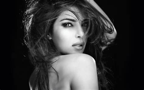 Hermosa Chica Morena Caliente