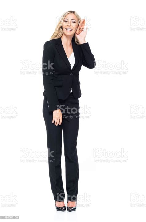 프론트 뷰 1인 전체 길이 2029세 성인 아름다운 코카서스 여성 젊은 여성 사업가 흰색 배경 앞에 서 있는 사업가가 속삭이는 양복을 입고 20 24세에 대한 스톡 사진 및