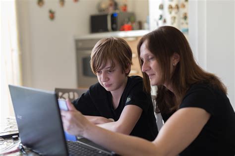 소년과 엄마와 엄마 앞에 노트북과 스마트 폰 만들기 A 비디오 통화 2명에 대한 스톡 사진 및 기타 이미지 2명 가정용