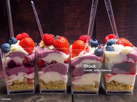 아이스크림 딸기 딸기 블루 베리 라즈베리 피스타치오 견과류 셔벗 잼과 비스킷 여름 디저트 달콤한 간식 0명에 대한 스톡 사진 및