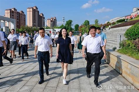 孟晚舟回母校演讲全文 来源深圳商报9月2日华为副董事长轮值董事长CFO孟晚舟来到贵州都匀市与母校都匀一中和都匀三小的师生共上开学