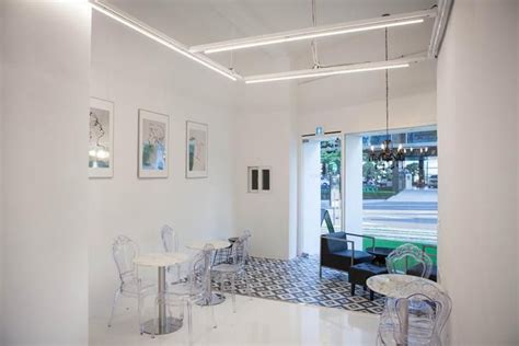 올 화이트 모던 카페 인테리어 20평 높은 천장 간접 조명 대리석 테이블 투명 의자 가구 컨설팅 Cafe Interior Bathroom Mirror