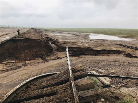 ФОТО Эвдэрсэн авто болон төмөр замыг сэргээн засварлахаар 470 орчим хүн ажиллаж байна