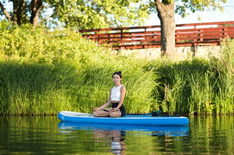 여자는 Sup 보드에 요가를하고 야외 여름 활동 수업 요가 사회적 거리 두기 복사 공간을 복사합니다 명상 포즈 35 39세에 대한 스톡 사진 및 기타 이미지 Istock
