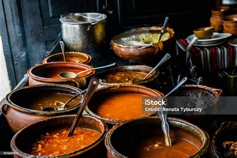 크고 소박한 항아리에 담긴 다양한 현지 전통 과테말라 음식 갈색에 대한 스톡 사진 및 기타 이미지 갈색 고기 고풍스런 Istock