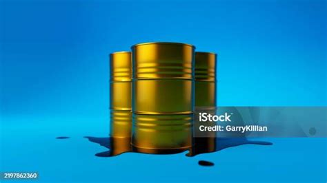 세 개의 금색 금속 오일 배럴이 파란색 배경에 원유의 유출 웅덩이에 서 있습니다 검은 기름 연못 산업 개념 3d 렌더링 일러스트레이션 0명에 대한 스톡 사진 및 기타 이미지