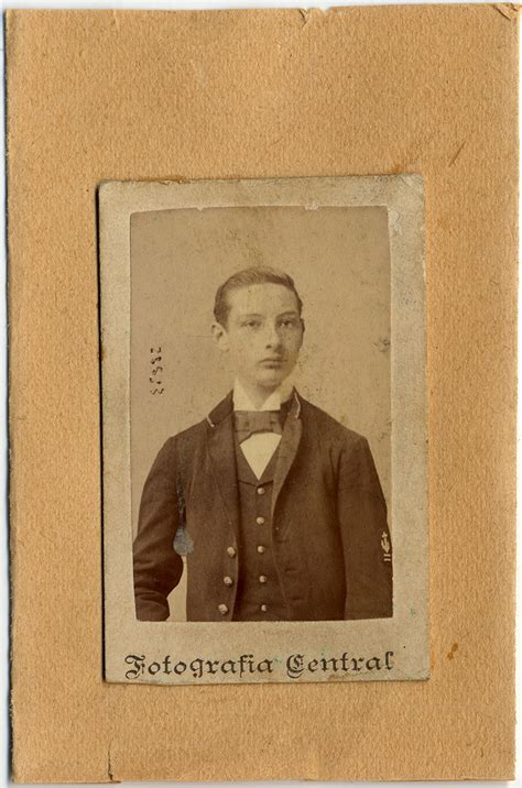 Retrato De Un Joven Hombre Cultura Digital Udp