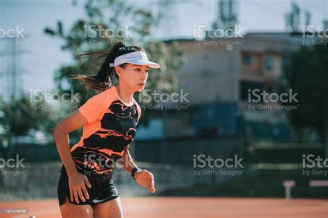 아시아 여자 선수 스프린트 는 아침에 트랙과 필드 경기장에서 여자 트랙에서 달리기 여자에 대한 스톡 사진 및 기타 이미지 여자 러닝 트랙 역주 Istock
