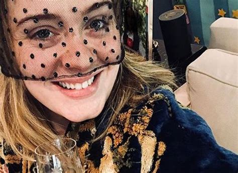 Adele Parabeniza Meghan E Harry Princesa Diana Está Feliz Lá Em Cima