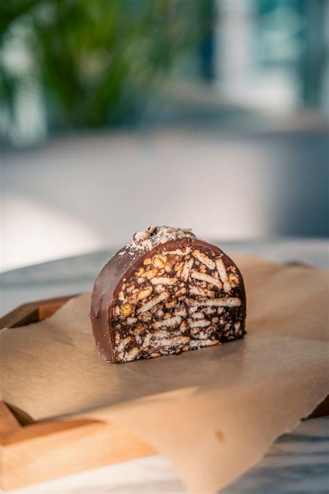 가루 설탕 갓 만든 고급 디저트 과자 구운 디저트 녹은 케이크 높은 각도보기 다크 초콜릿 다크초콜릿 드리즐 달콤한 달콤한 디저트 달콤한 치아 도금