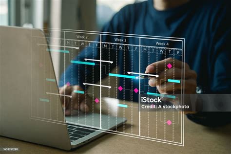 프로젝트 관리 개념 관리 시스템의 컴퓨터와 협력하여 데이터베이스에 연결된 Kpi 및 메트릭으로 보고서를 작성하는 분석가 갠트 차트에 대한 스톡 사진 및 기타 이미지 Istock