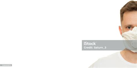 흰색 배경에 흰색 보호 마스크라텍스 보호 장갑에 젊은 외과 의사 의료 용 장갑과 보호 얼굴 마스크를 착용한 남자 코로나바이러스