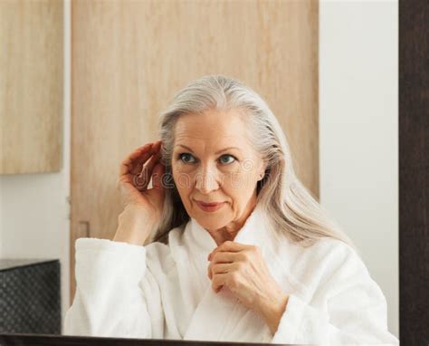 Anciana Ajustando Y Examinando Su Pelo En El Espejo Del Baño Por La
