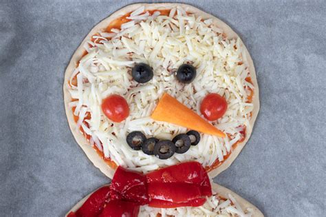 베이킹 시트에 굽기 전에 눈사람 모양의 피자 준비 단계 평면도 건강한 생활방식에 대한 스톡 사진 및 기타 이미지 건강한 생활방식 건강한 식생활 공휴일 Istock