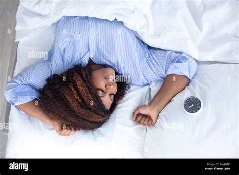 Jeune Femme Jouit De Dormir Fille Est Couché Dans Le Lit En Position