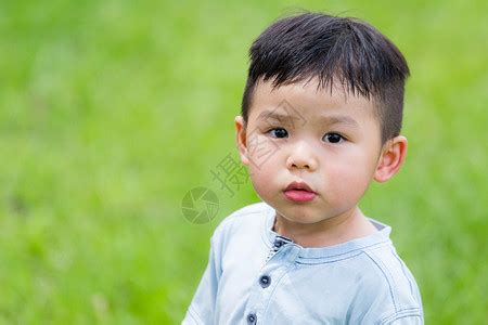 可爱的亚洲小男孩在公园玩高清图片下载 正版图片502894841 摄图网