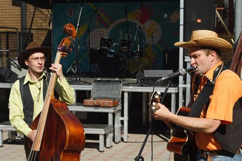 Músicos De La Calle Que Tocan Un Doble Y Una Guitarra En La Calle
