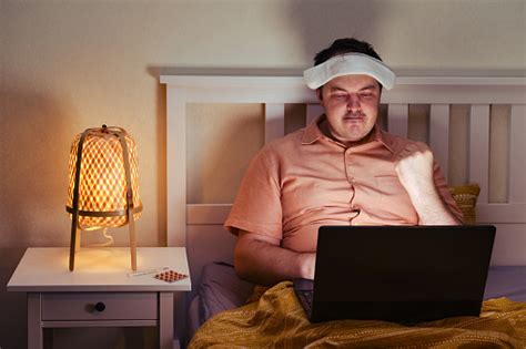 성인 아픈 사람이 화가 밤 램프의 빛에 침대에 화면 노트북에 주먹 제스처를 보여줍니다 남자 사업가에 대한 스톡 사진 및 기타 이미지 남자 사업가 노트북 질병 Istock